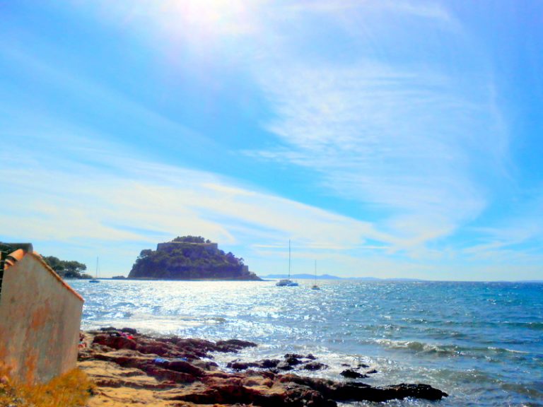 Plage de Cabasson et Fort de Brégançon | voyages.visite-de-france.com