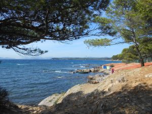 Plage de Cabasson et Fort de Brégançon | voyages.visite-de-france.com