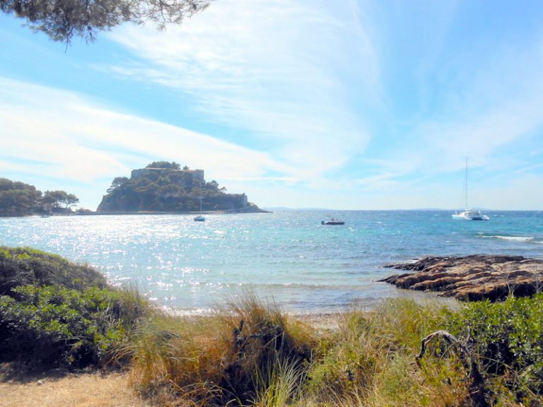 Plage de Cabasson et Fort de Brégançon | voyages.visite-de-france.com
