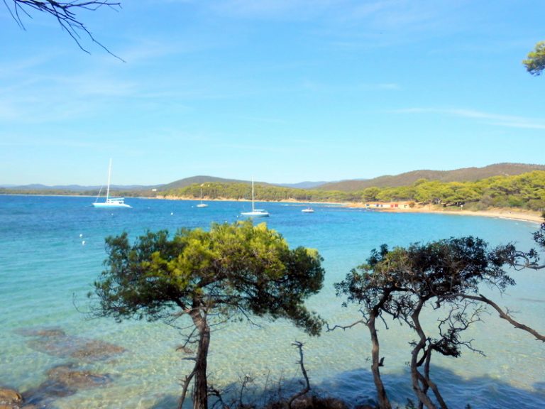 Plage de Cabasson et Fort de Brégançon | voyages.visite-de-france.com