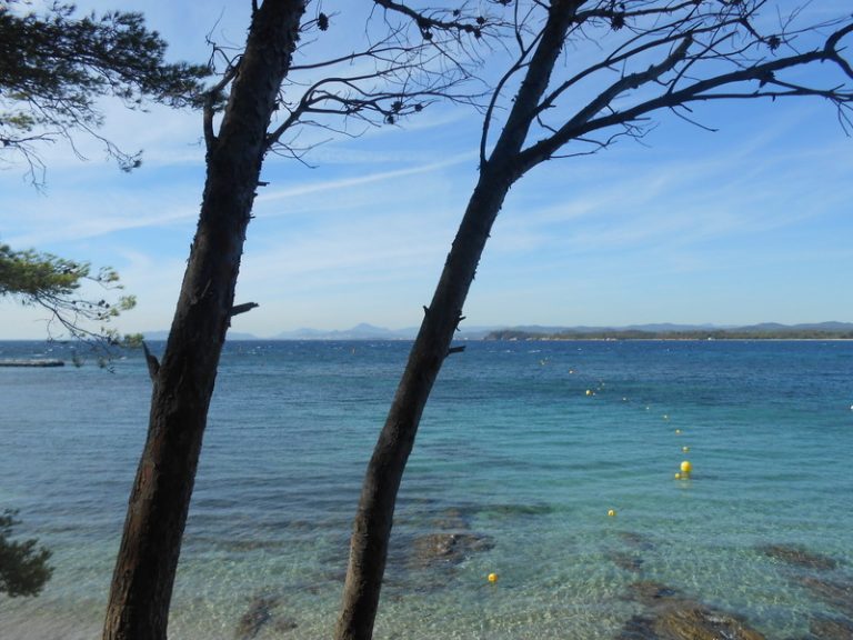 Plage de Cabasson et Fort de Brégançon | voyages.visite-de-france.com