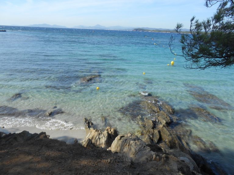 Plage de Cabasson et Fort de Brégançon | voyages.visite-de-france.com