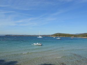 Plage de Cabasson et Fort de Brégançon | voyages.visite-de-france.com